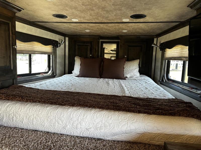 2019 Cimarron 3 Horse Slant Load Gooseneck Horse Trailer With Living ...