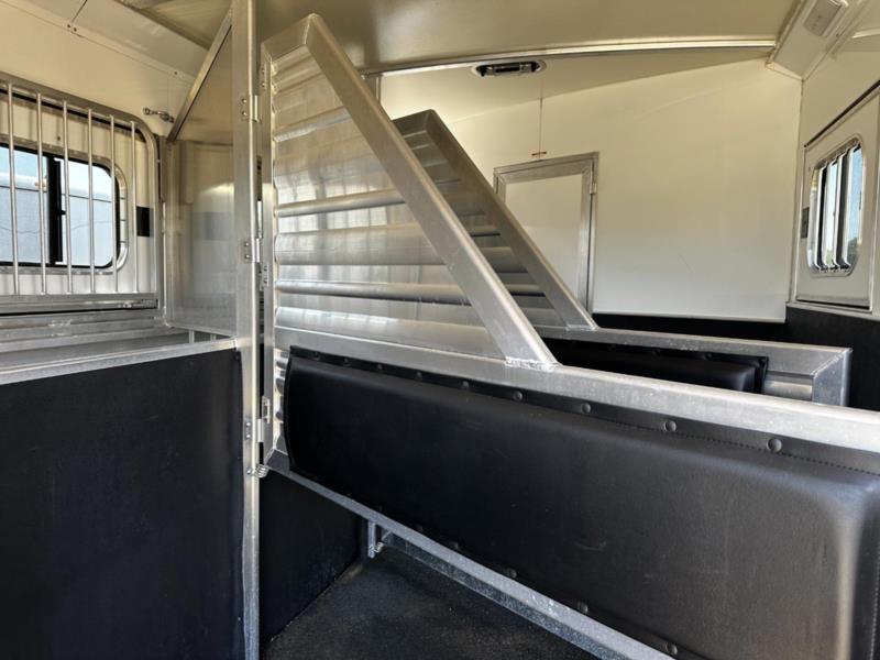 2019 Cimarron 3 Horse Slant Load Gooseneck Horse Trailer With Living ...